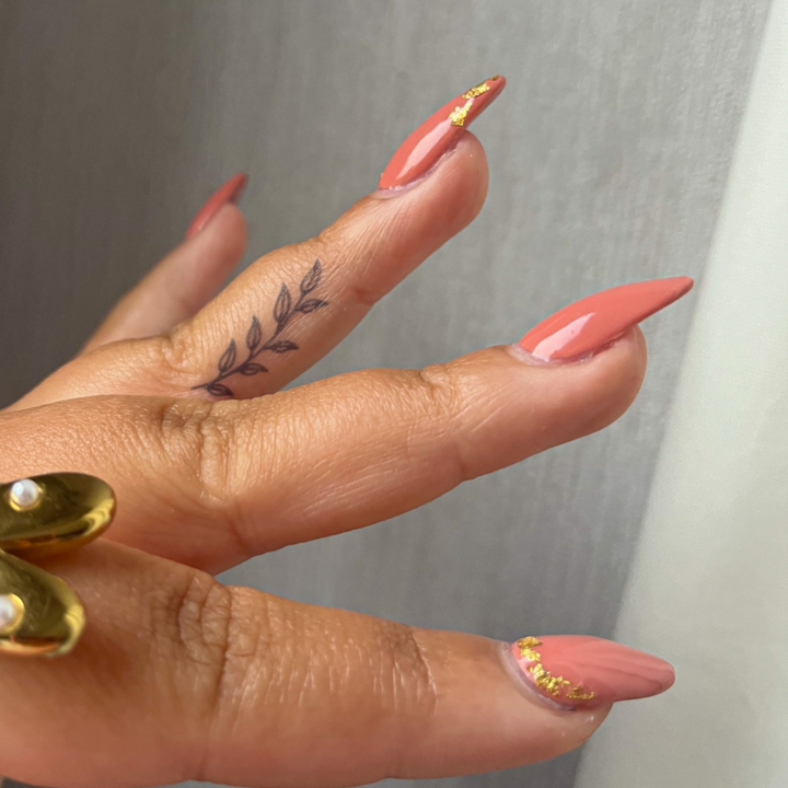 Vinger tattoos: 10 dingen die je moet weten voor je begint – tattforaweek